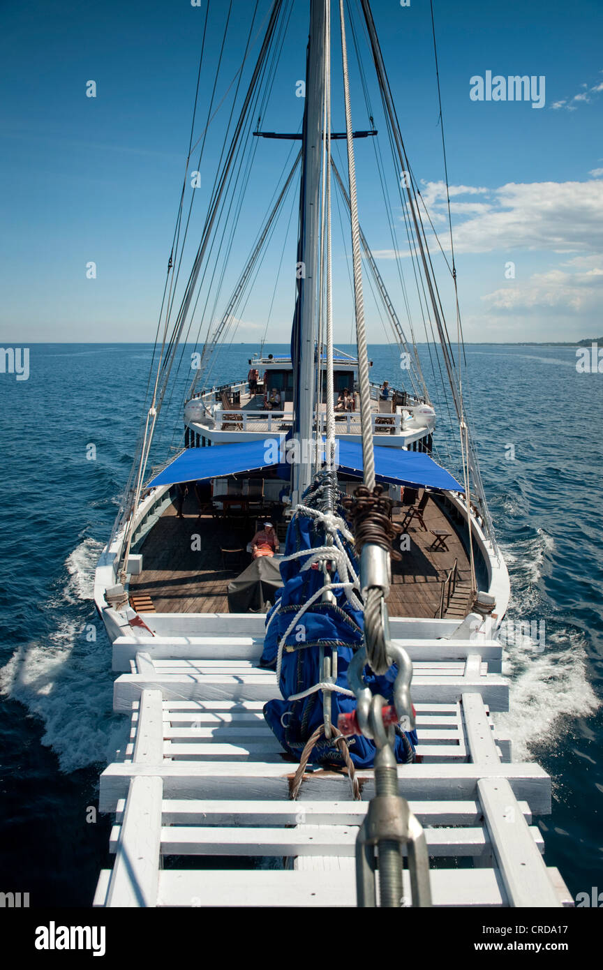 Sailing aboard the traditional Buginese sailing schooner "Ombak Putih ...