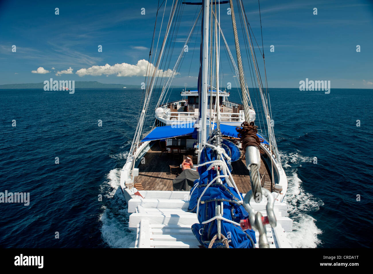 Sailing aboard the traditional Buginese sailing schooner "Ombak Putih ...