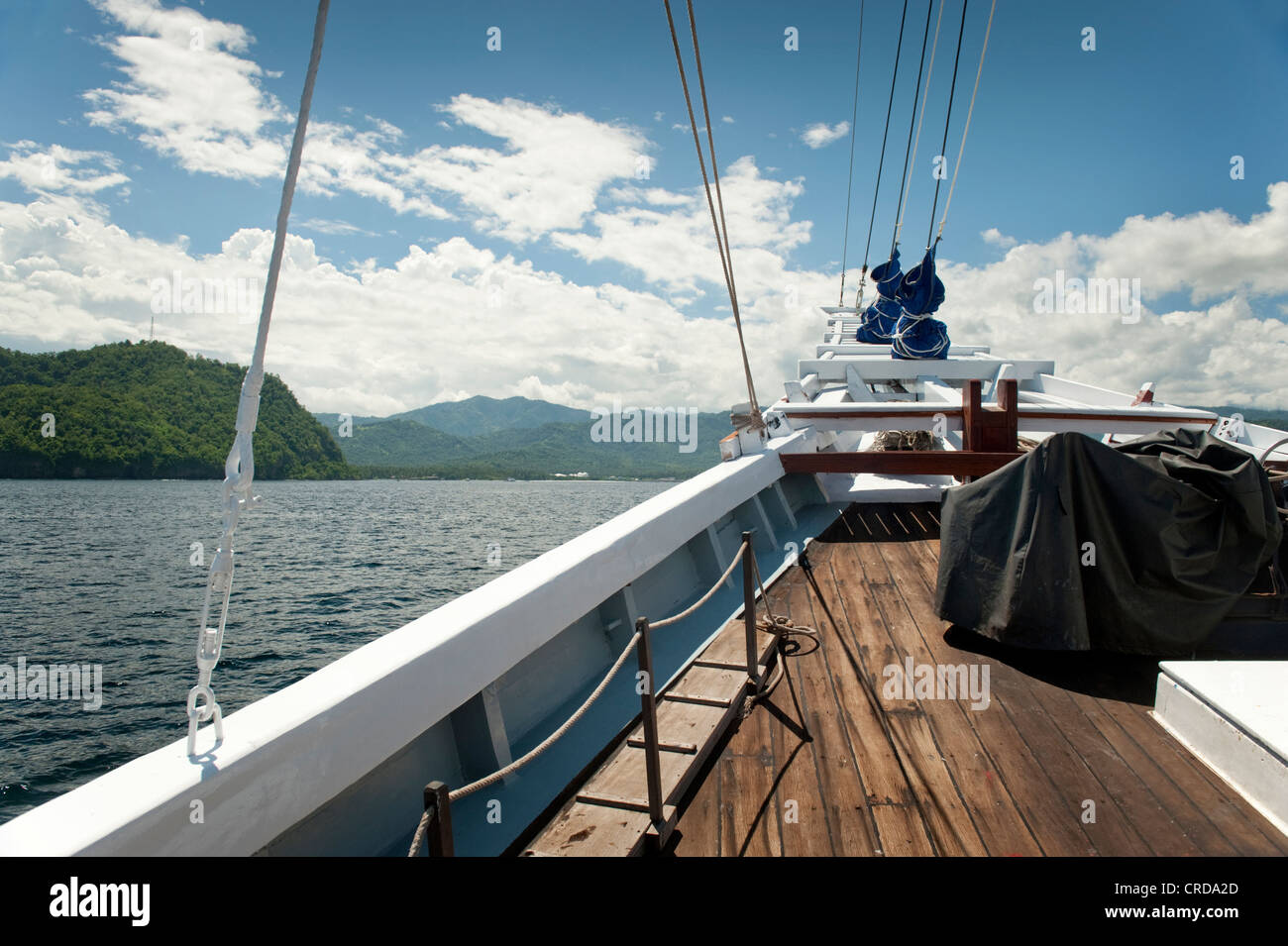 Sailing aboard the traditional Buginese sailing schooner "Ombak Putih ...