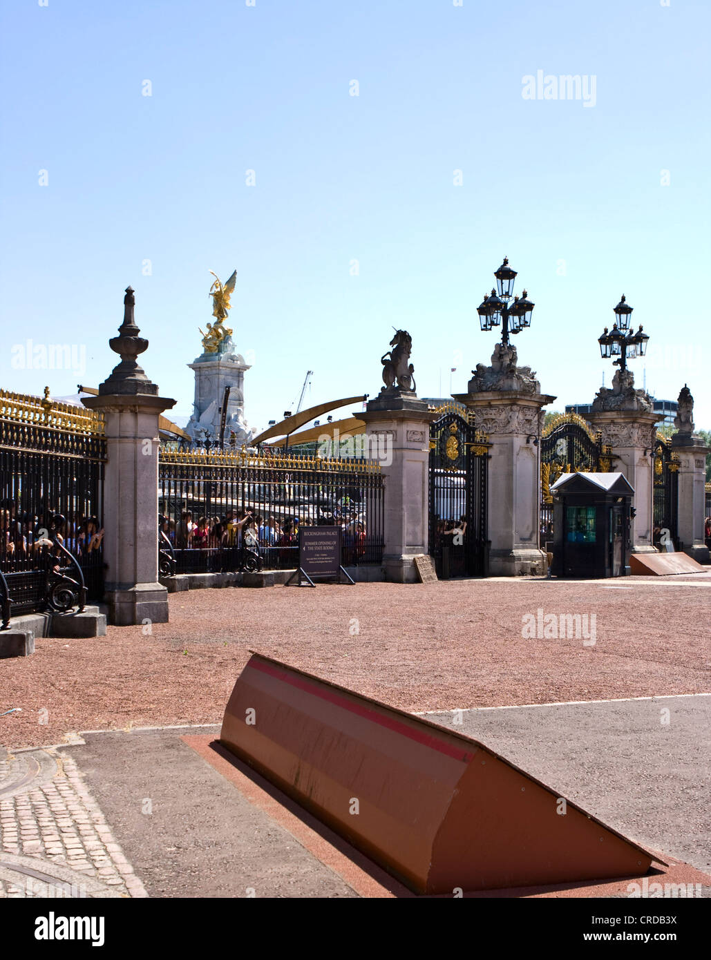 Raised security ramp on the forecourt of Buckingham Palace London ...