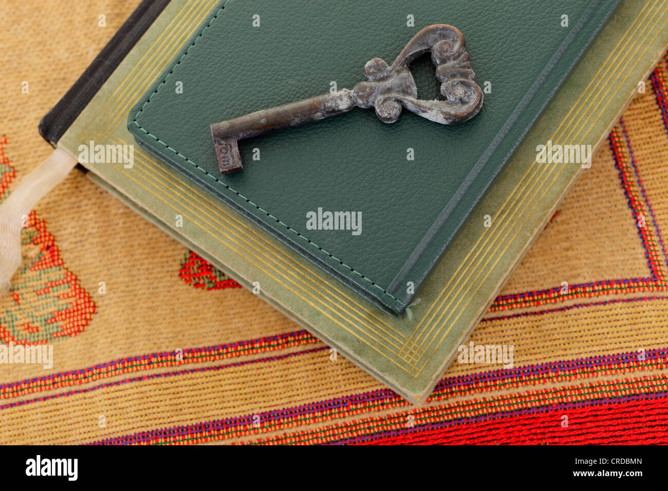 Old key and books Stock Photo - Alamy