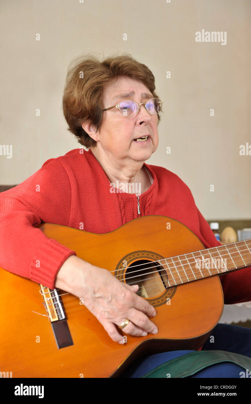 Senior citizen playing the guitar Stock Photo - Alamy