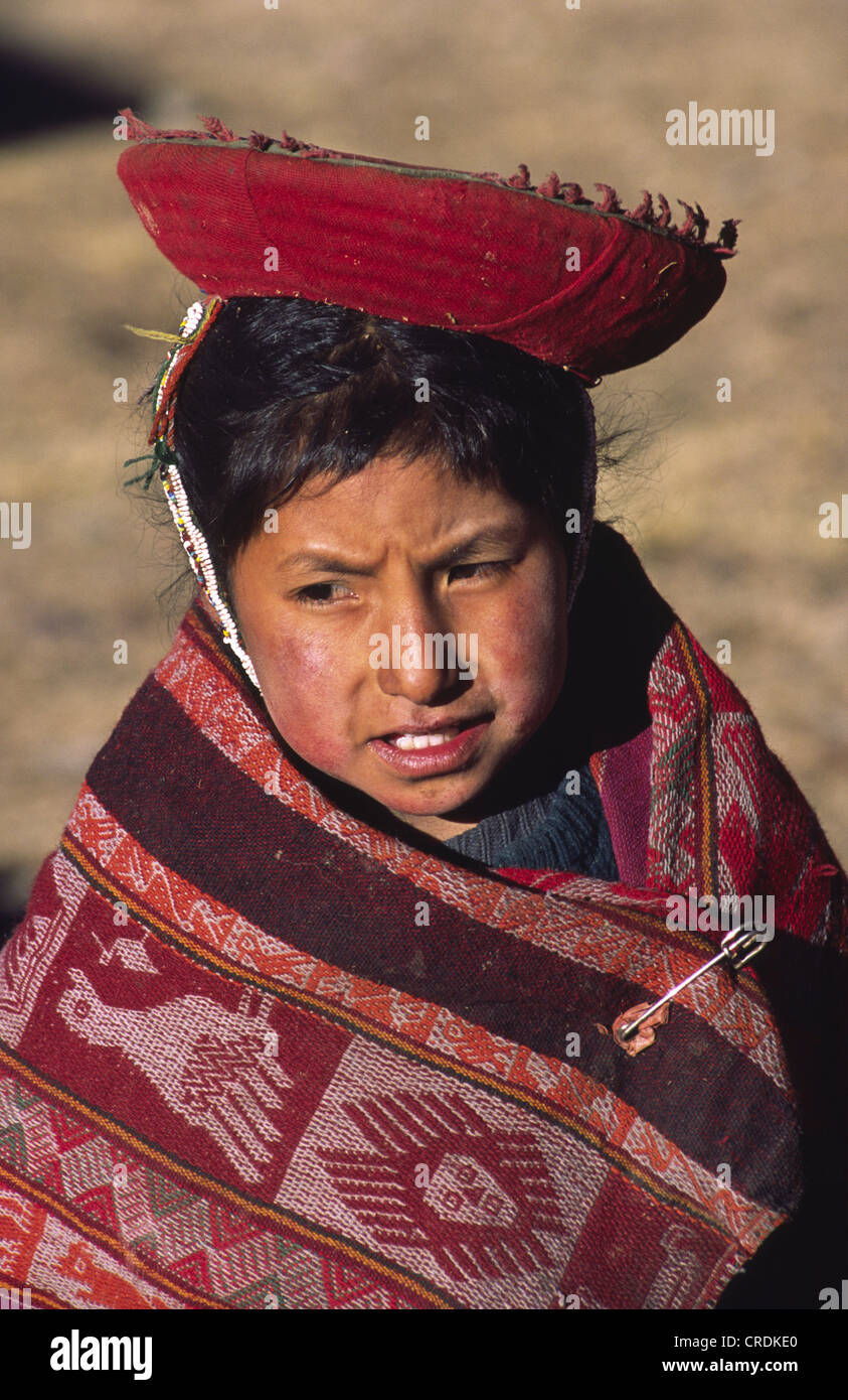 Quechua girl with traditional dress. Near Lares, Peru Stock Photo - Alamy