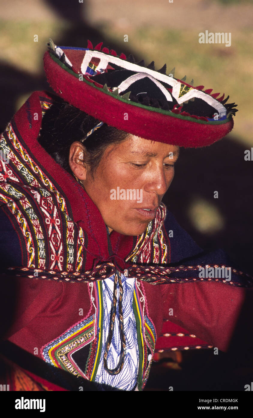 Quechua woman with traditional dress. Chinchero, Peru Stock Photo - Alamy