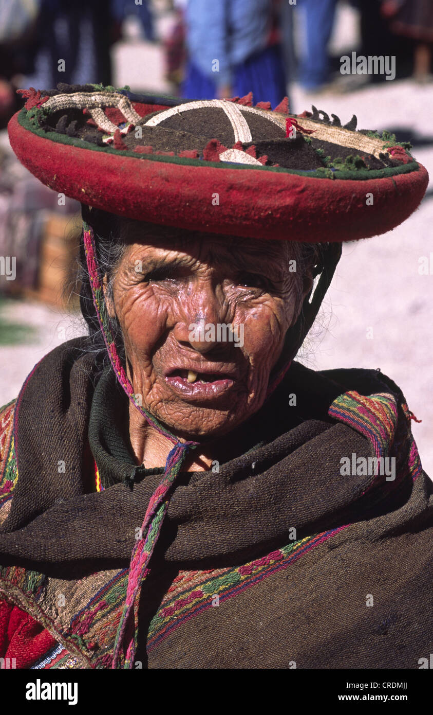 Quechua woman with traditional dress. Chinchero, Peru Stock Photo - Alamy