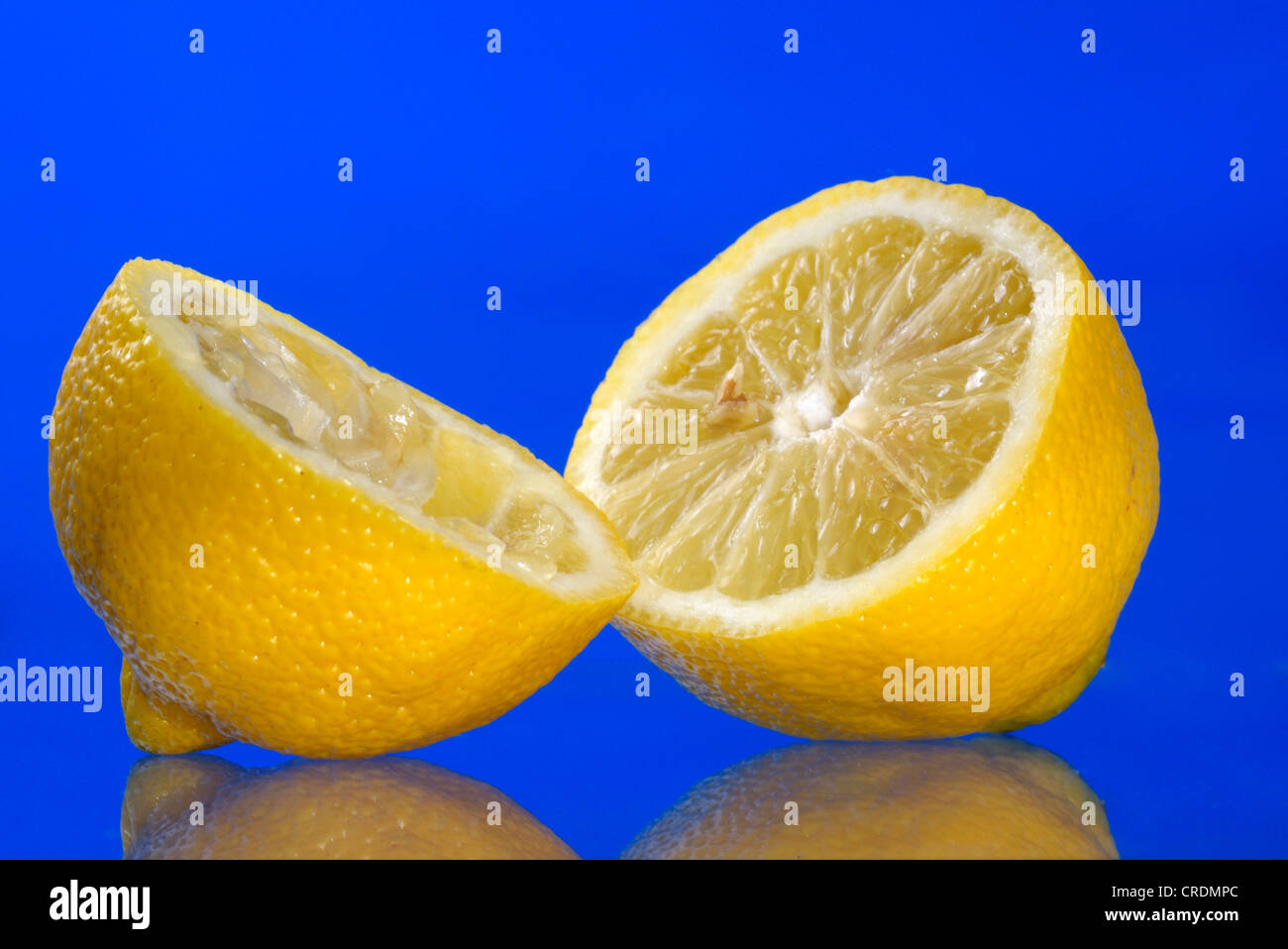 Lemon being squeezed hi-res stock photography and images - Alamy