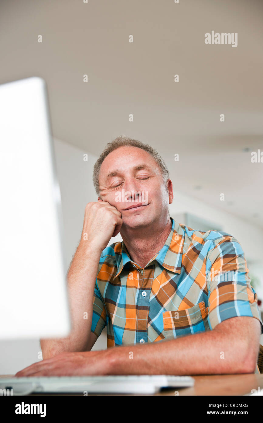 Man sleeping computer hi-res stock photography and images - Alamy