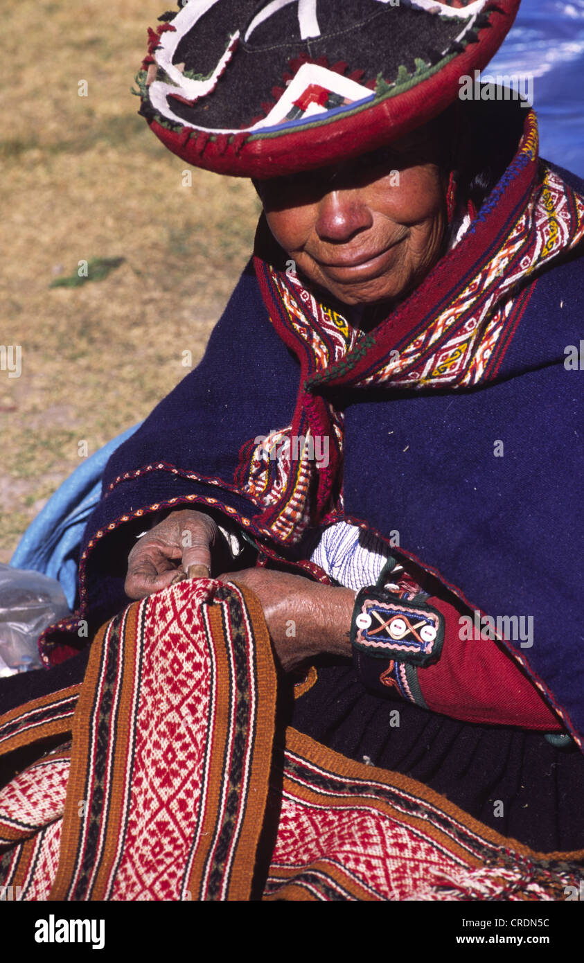 Quechua woman with weaving Chinchero market, Peru Stock Photo - Alamy