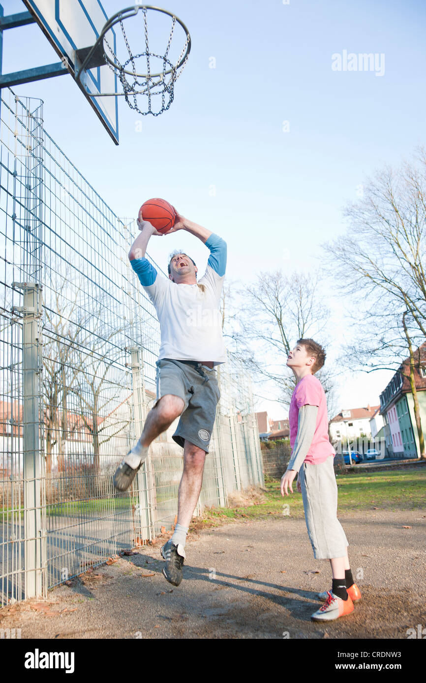 Father playing basketball with his son Stock Photo - Alamy