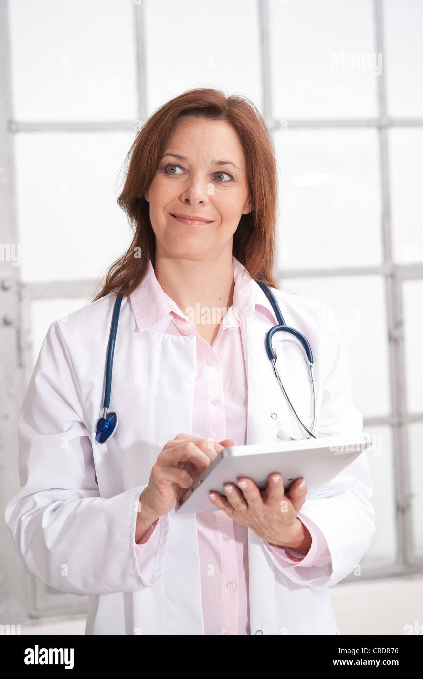 Doctor using an ipad hi-res stock photography and images - Alamy