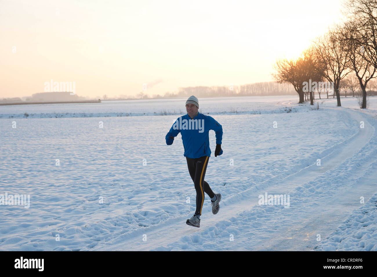 Man jogging snow hi-res stock photography and images - Alamy