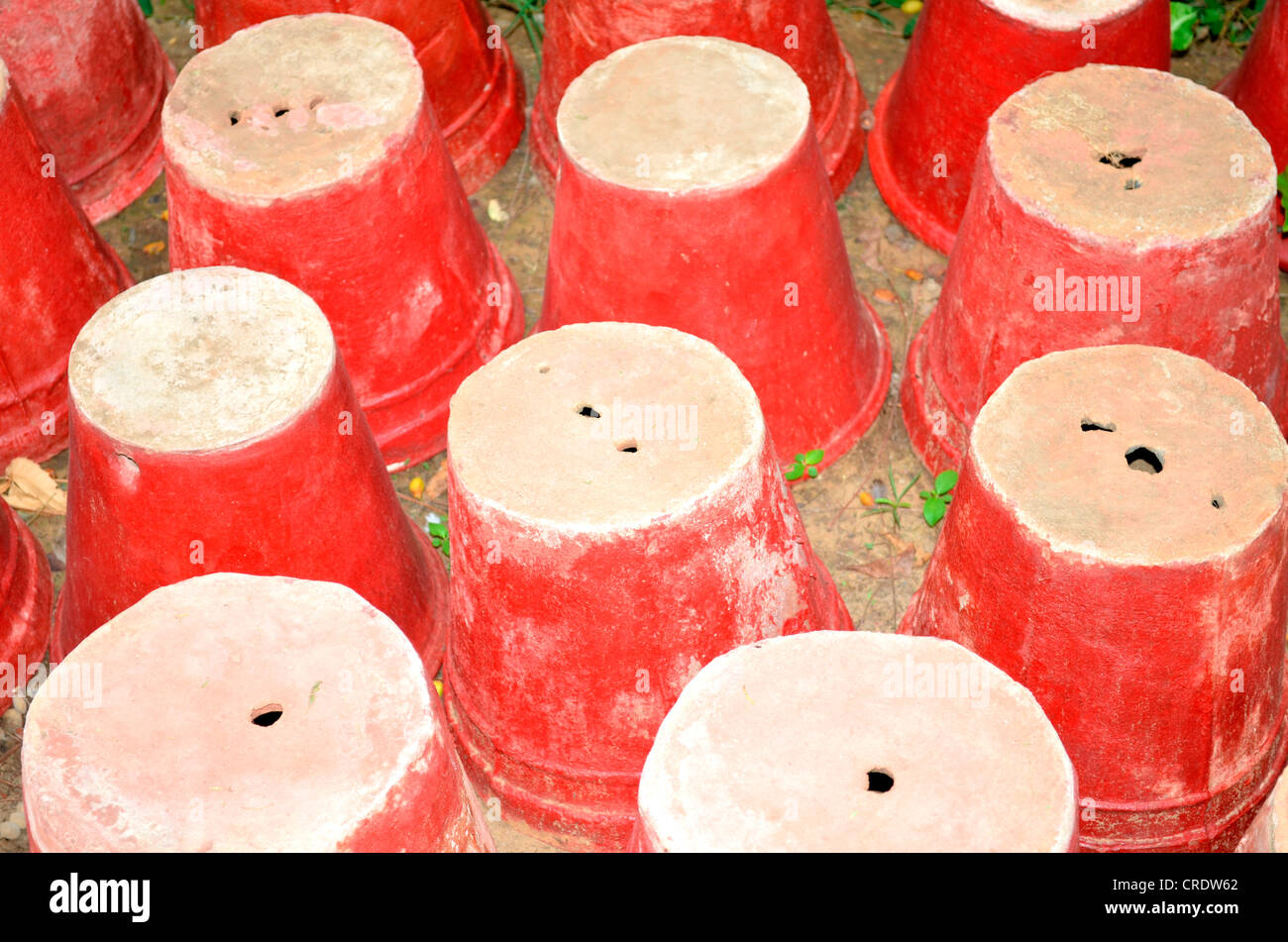 red flower pots Stock Photo - Alamy