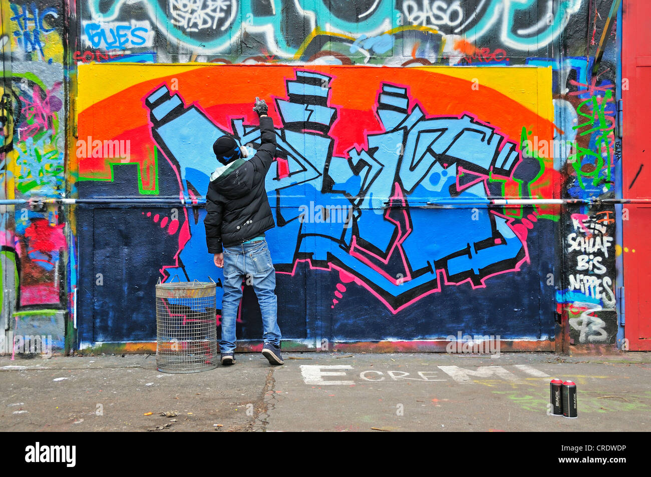 Graffiti artist spraying hi-res stock photography and images - Alamy