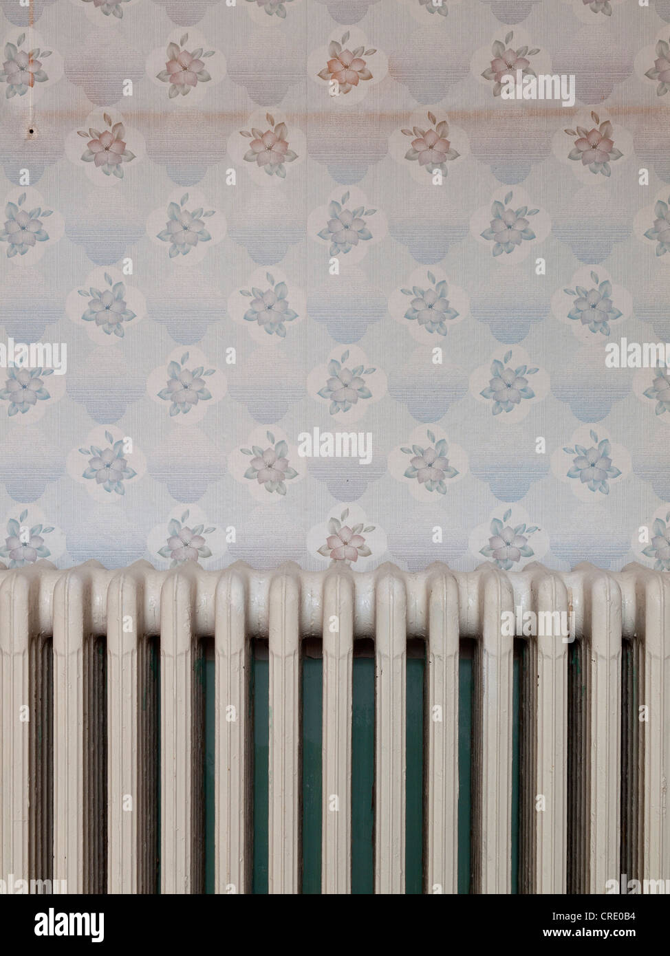 Old fashioned radiator heater hi-res stock photography and images - Alamy