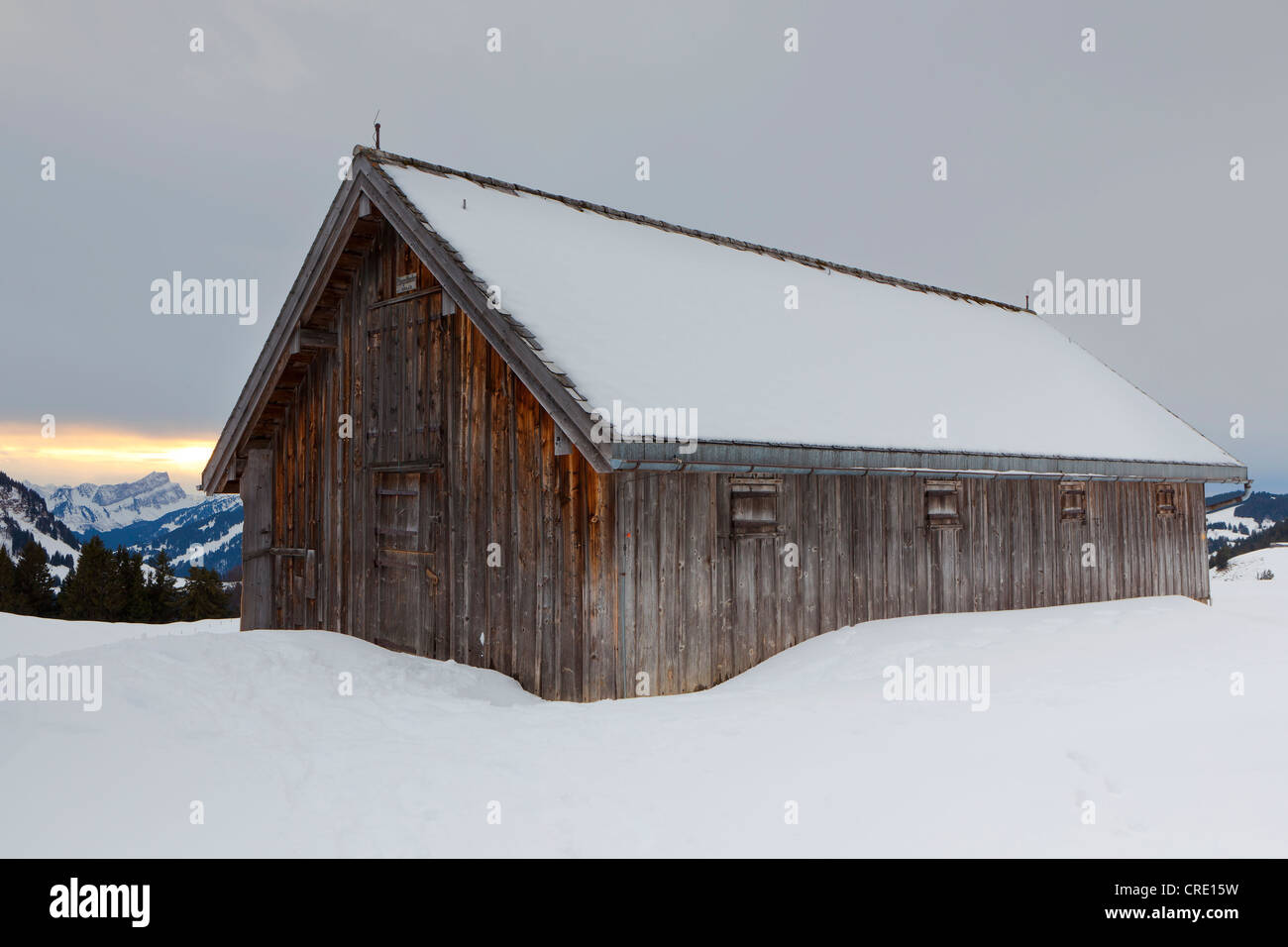 Swiss snow covered chalets hi-res stock photography and images - Alamy