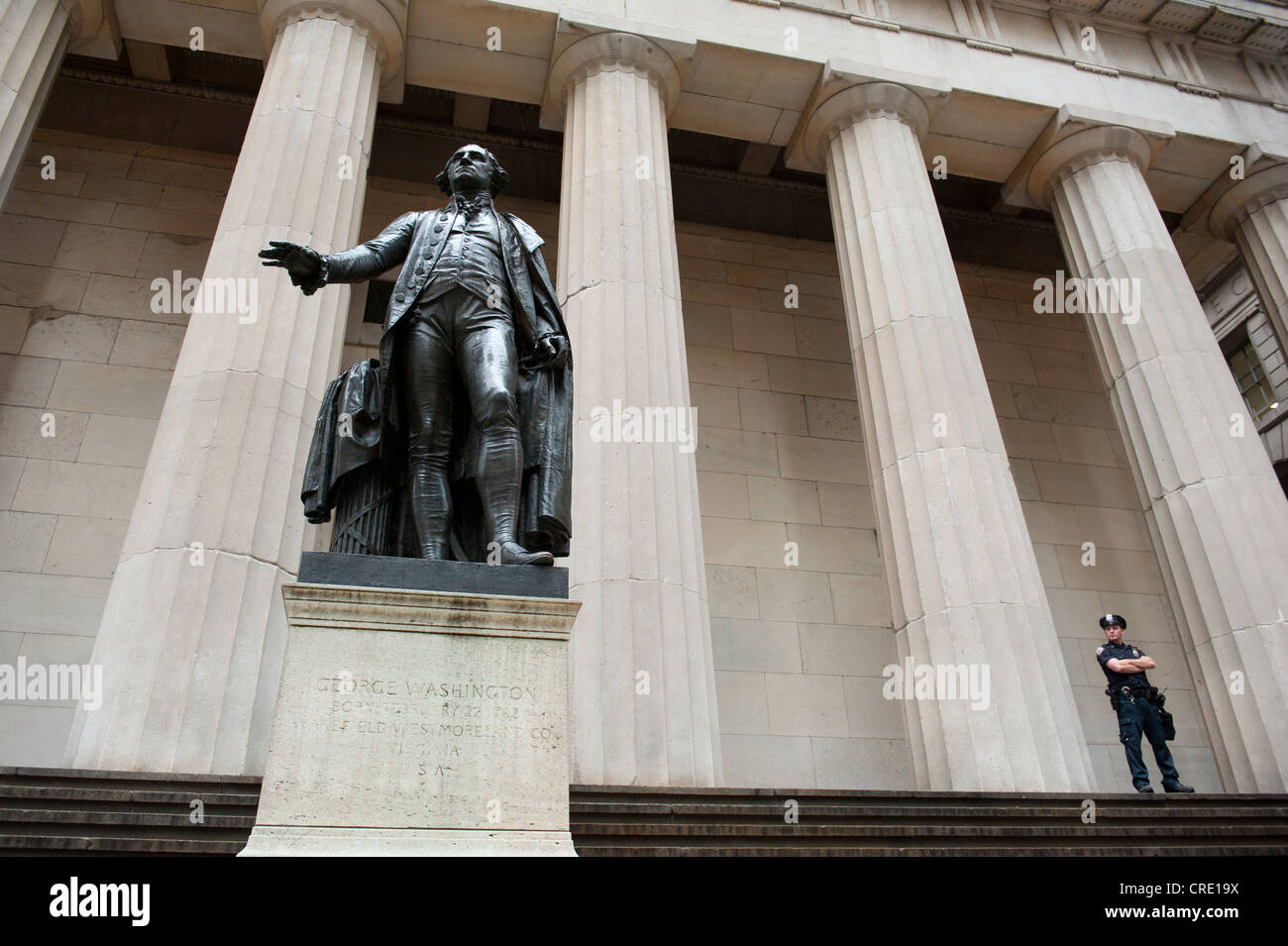 Police memorial statue hi-res stock photography and images - Alamy