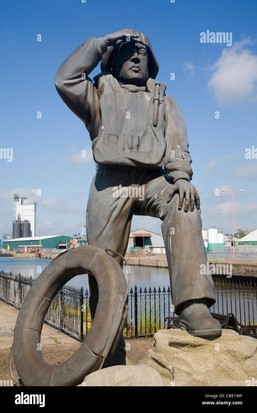 Lifeboat statue hi-res stock photography and images - Alamy