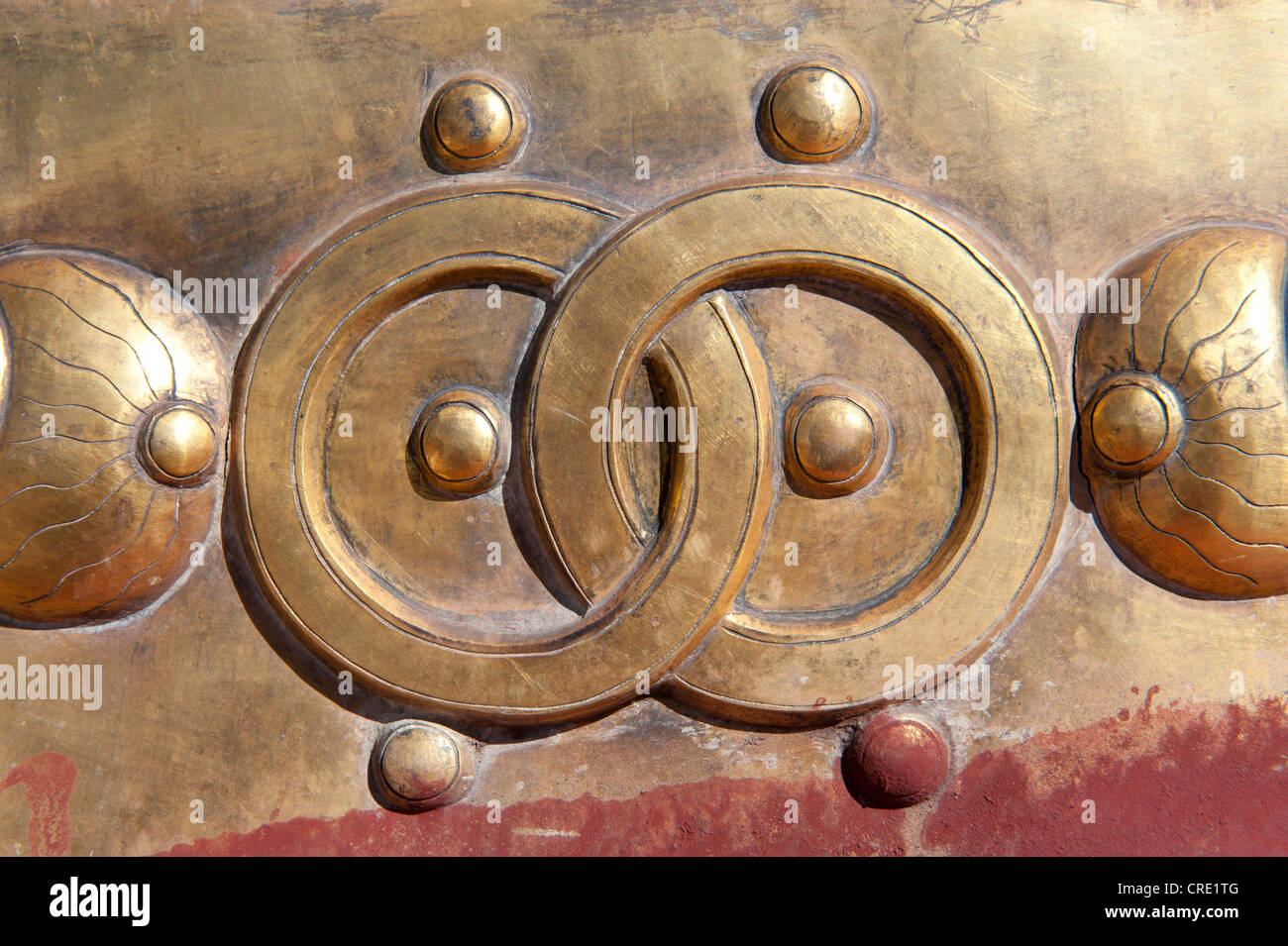 Two interlocked rings hi-res stock photography and images - Alamy