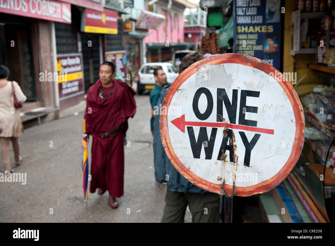 Walking man traffic sign hi-res stock photography and images - Alamy