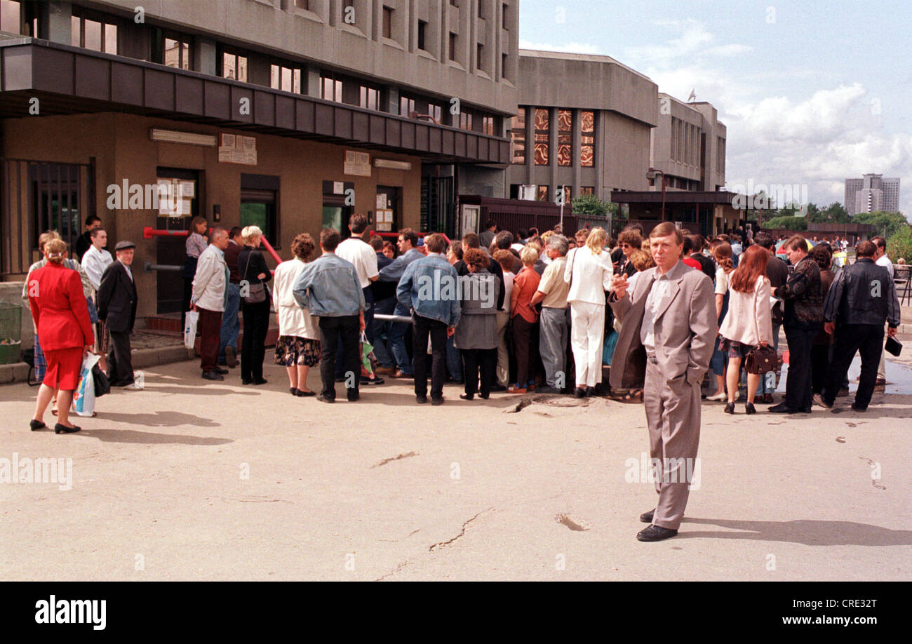 Moscow, crowds before the visa section of the German Embassy Stock ...