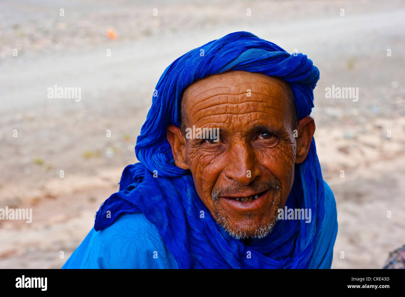 Friendly elderly Berber man wearing a blue turban, portrait, Skoura ...