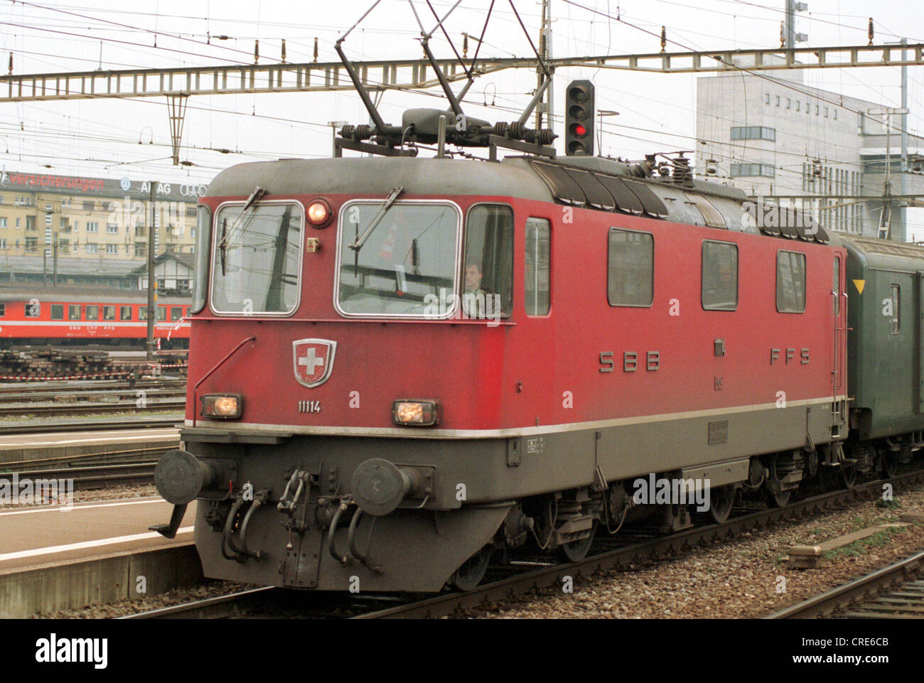 Platform with retracting locomotive of the SBB main station of Zurich ...