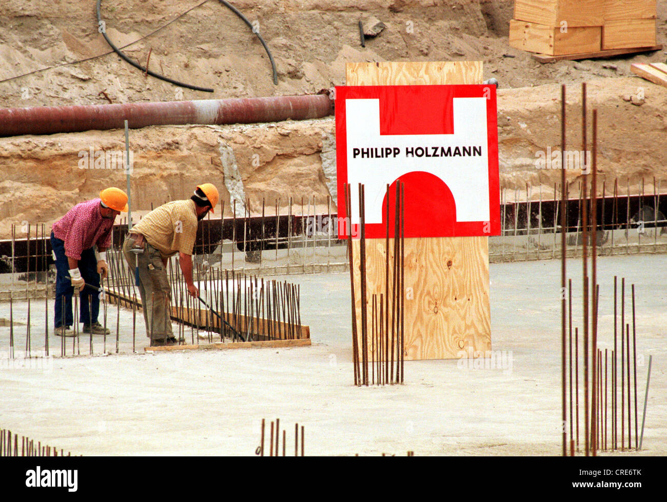 Construction workers at a construction site of Philipp Holzmann AG ...