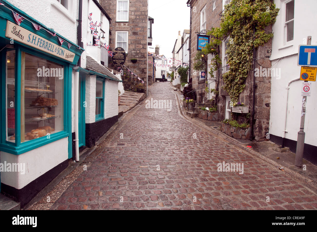 Cobbled street in the seaside town of St Ives in Cornwall Stock Photo ...