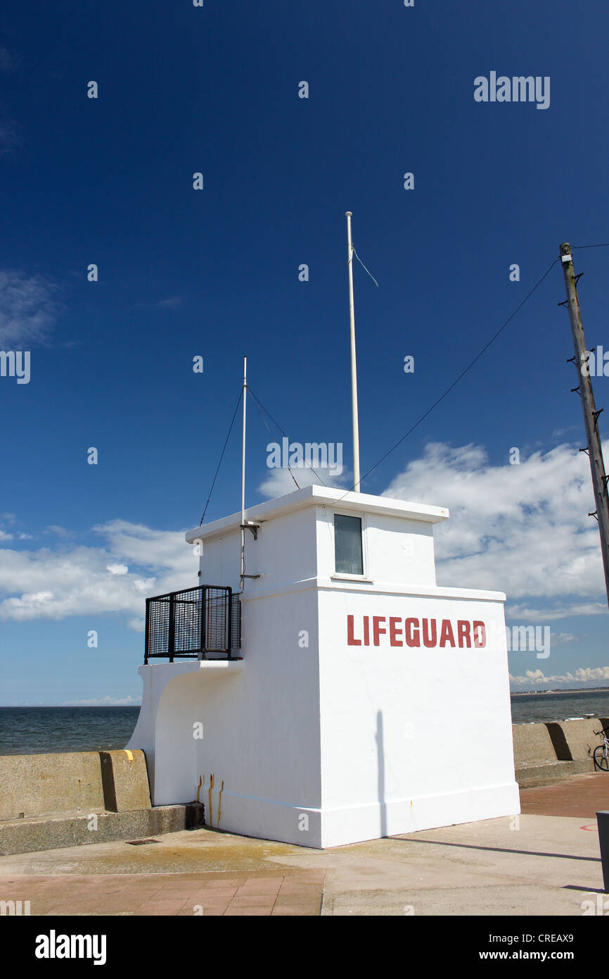 white lifeguard station Stock Photo - Alamy