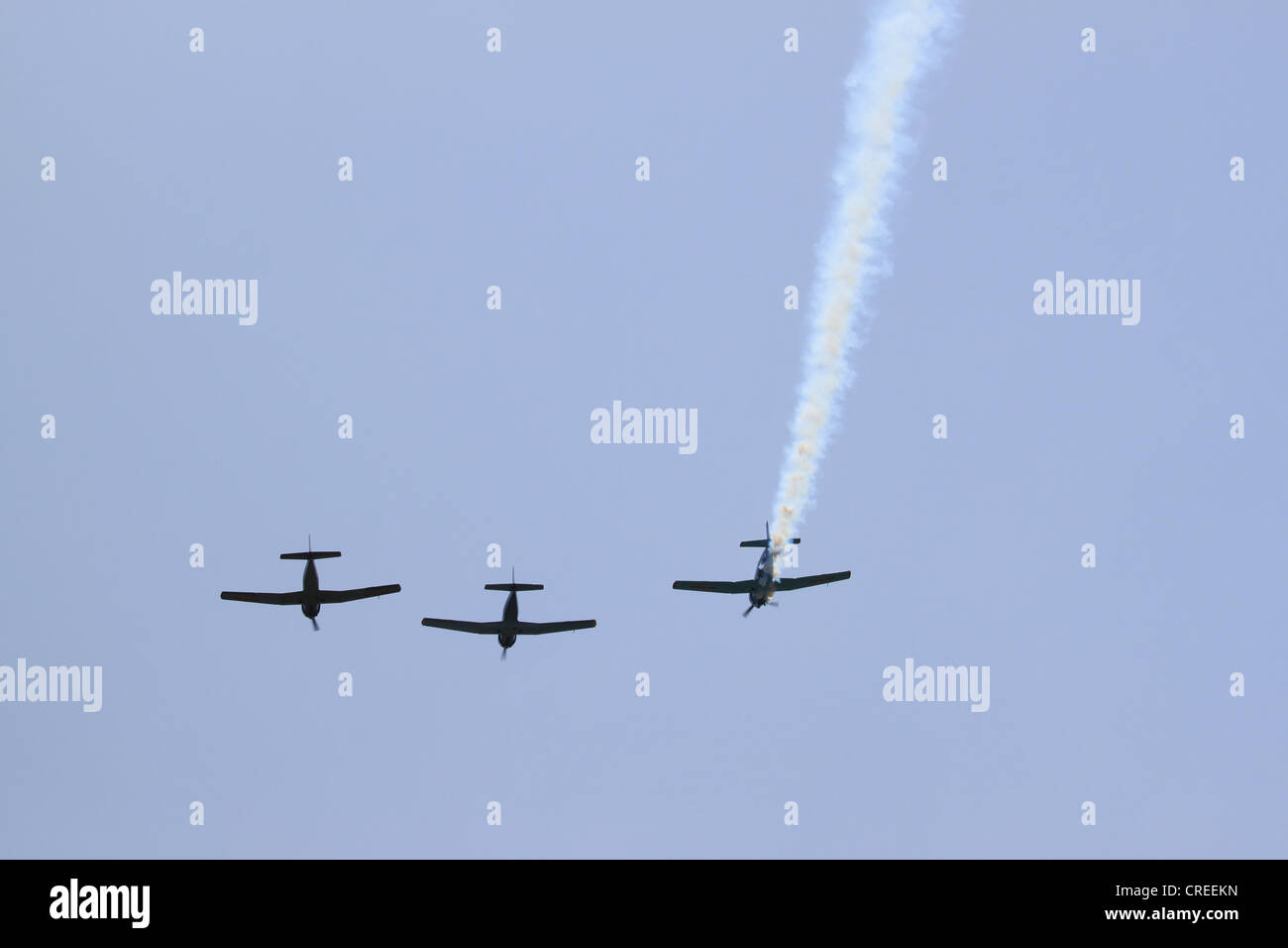 Military flyover air show hi-res stock photography and images - Alamy