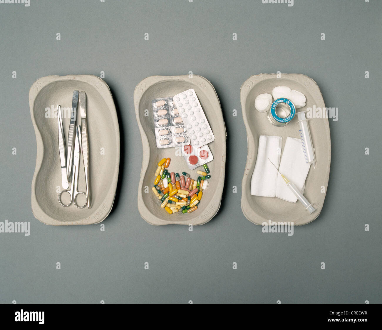 Kidney dishes with drugs and medical supplies Stock Photo - Alamy