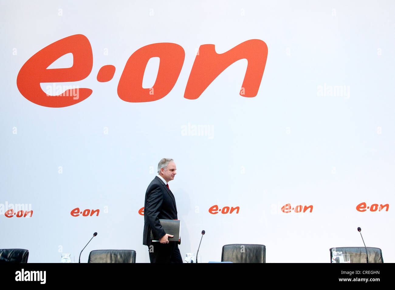 Eon logo hi-res stock photography and images - Alamy