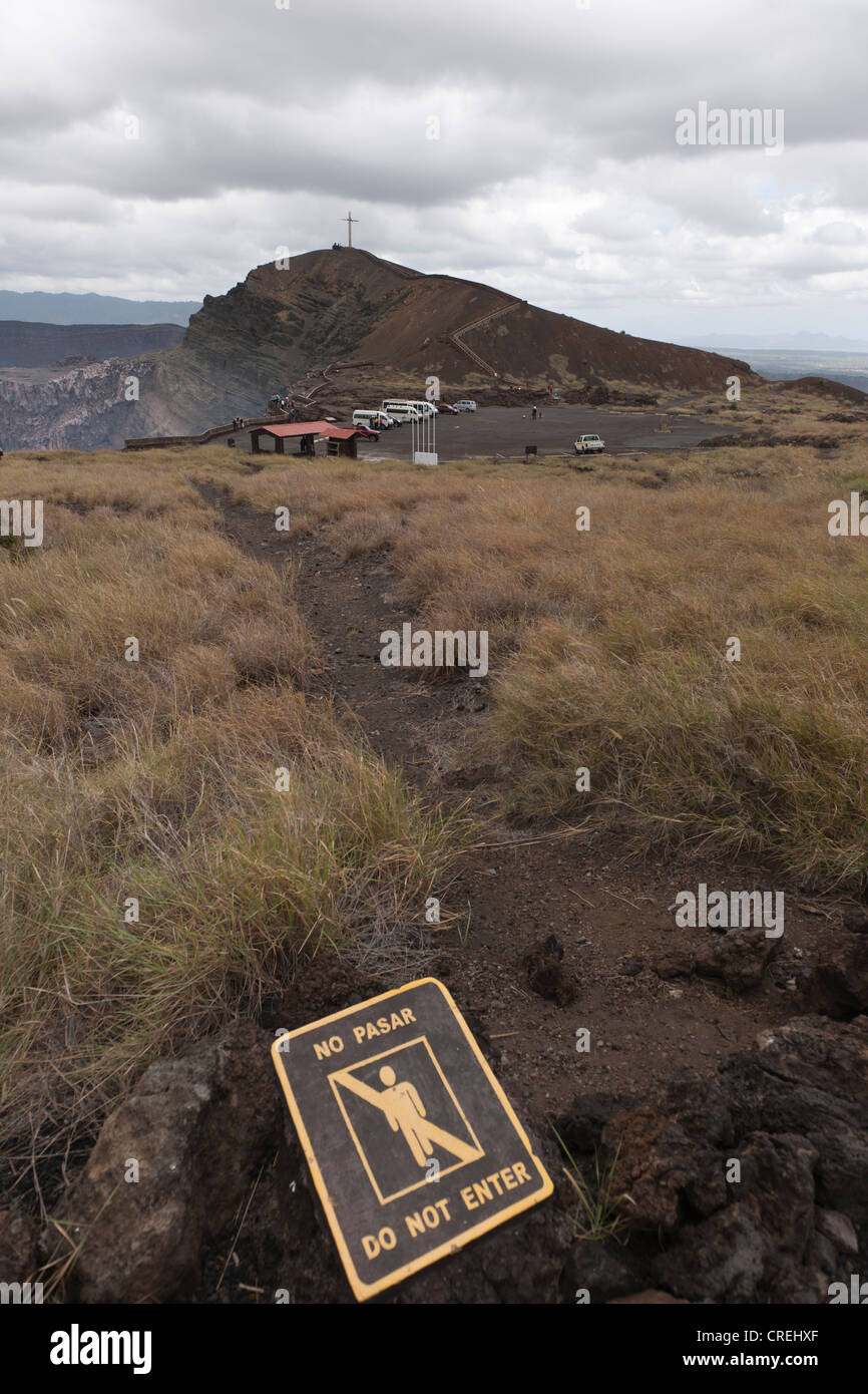 Sign, lettering "No pasar - Do not enter", vegetation and lava fields ...