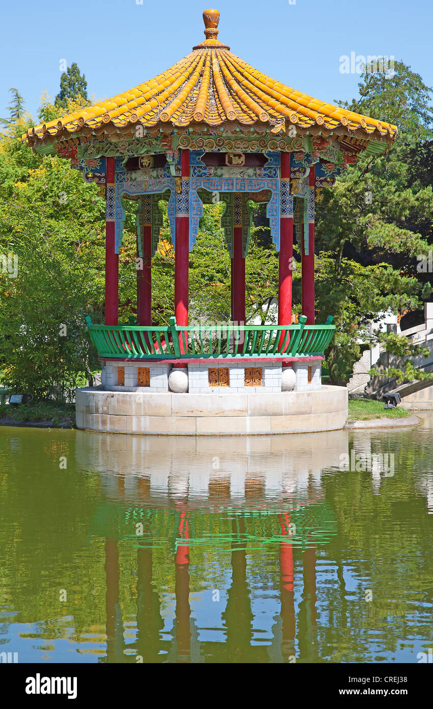 Traditional chinese garden with pond Stock Photo - Alamy