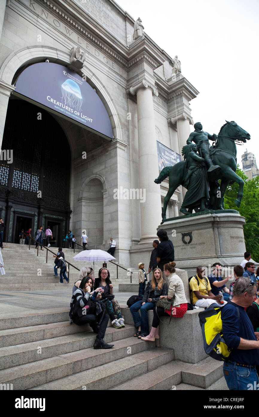 Outside steps and entrance to American Museum of Natural History, New ...