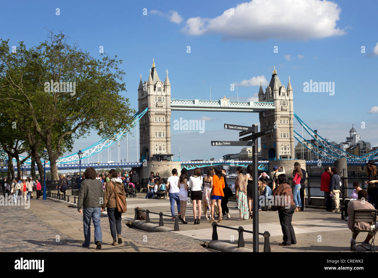 Tourist at Tower Bridge London Stock Photo - Alamy