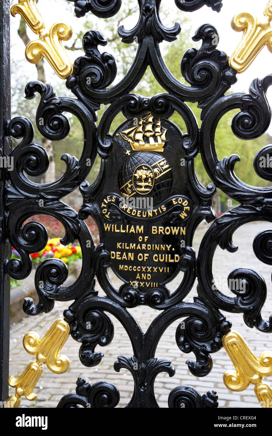 Iron cemetery entrance gates hi-res stock photography and images - Alamy
