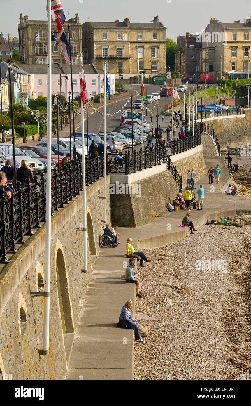 People walking along promenade and sitting on the walkway, Clevedon ...