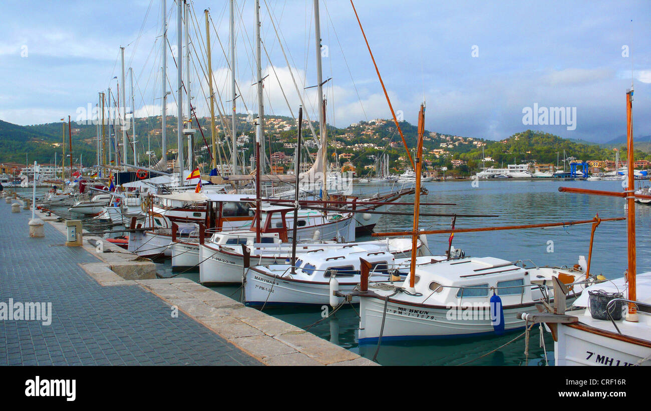 Coastal scenery with sailboats hi-res stock photography and images - Alamy