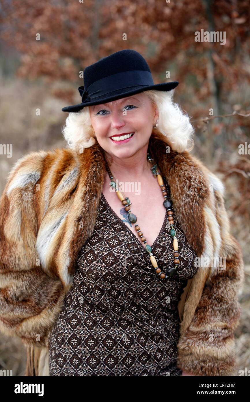 Old fur coat clothing hi-res stock photography and images - Alamy