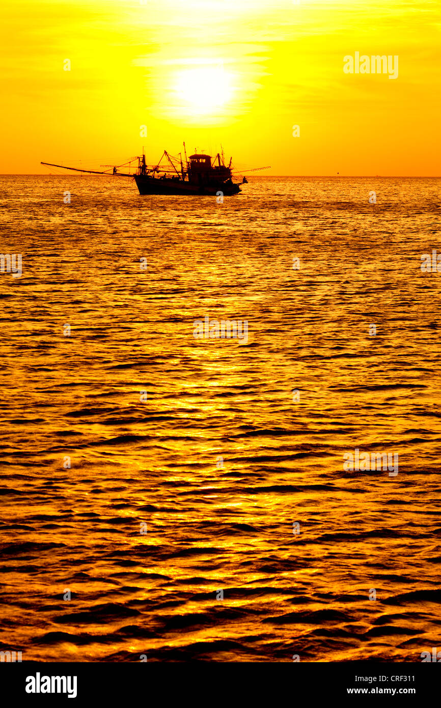 Beautiful sunset silhouette fishing hi-res stock photography and images ...