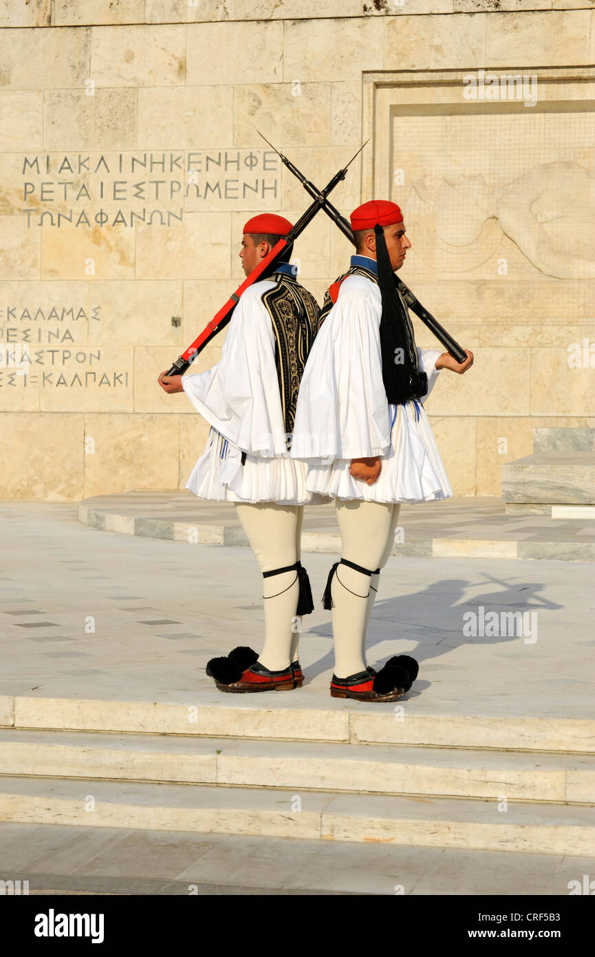 Soldiers greek parliament building house hi-res stock photography and ...