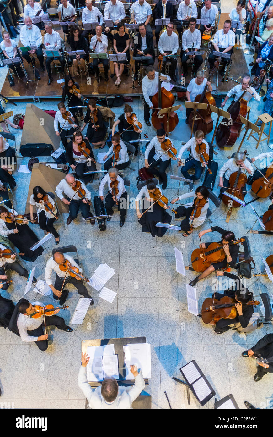 Paris symphony orchestra conductor hi-res stock photography and images ...