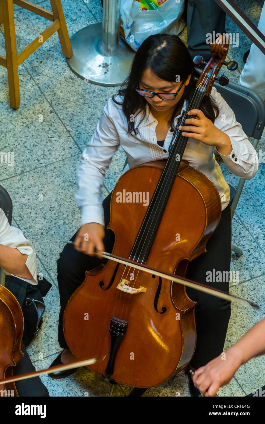 Asian chinese woman playing violin High Resolution Stock Photography ...