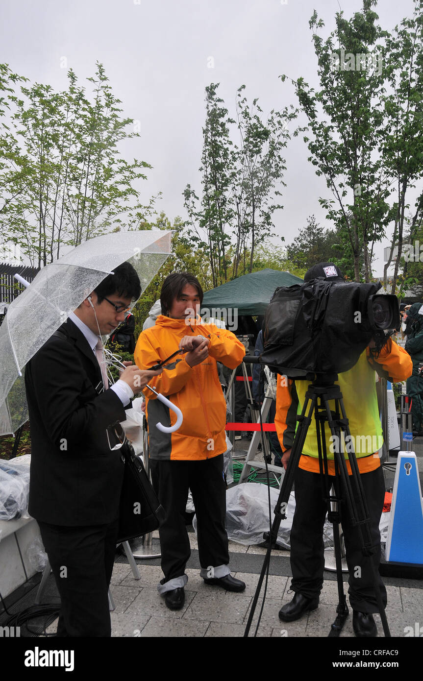 television reporters, Tokyo SkyTree tower, Japan Stock Photo - Alamy