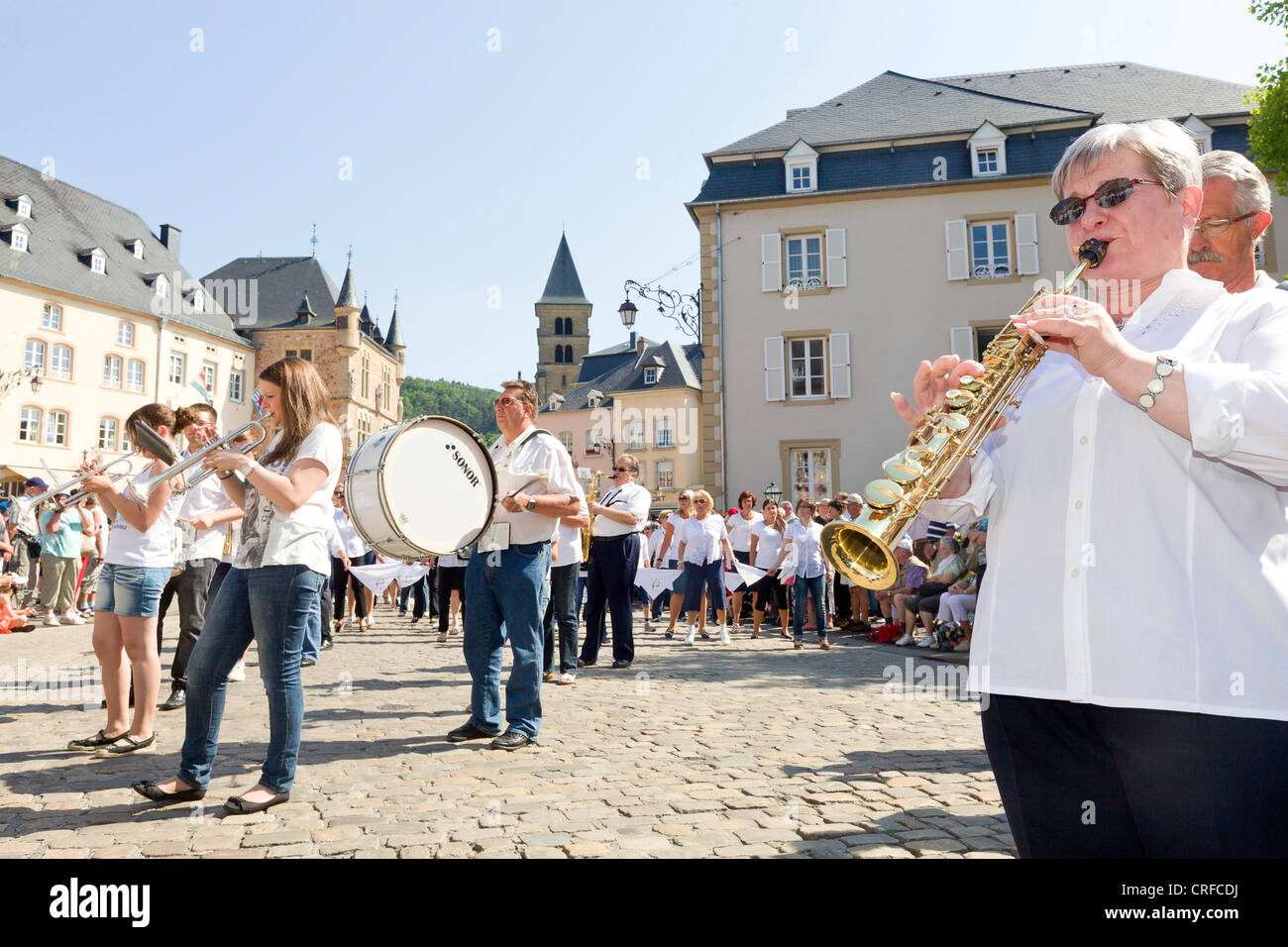 Marching in procession hi-res stock photography and images - Alamy