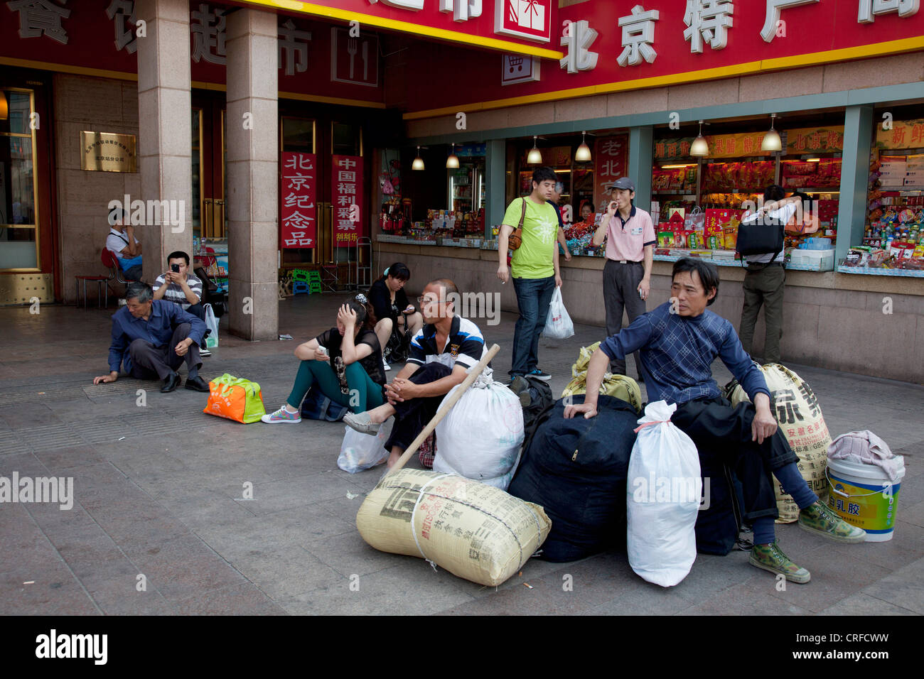 Migrant workers at Beijing Railway Station Stock Photo - Alamy