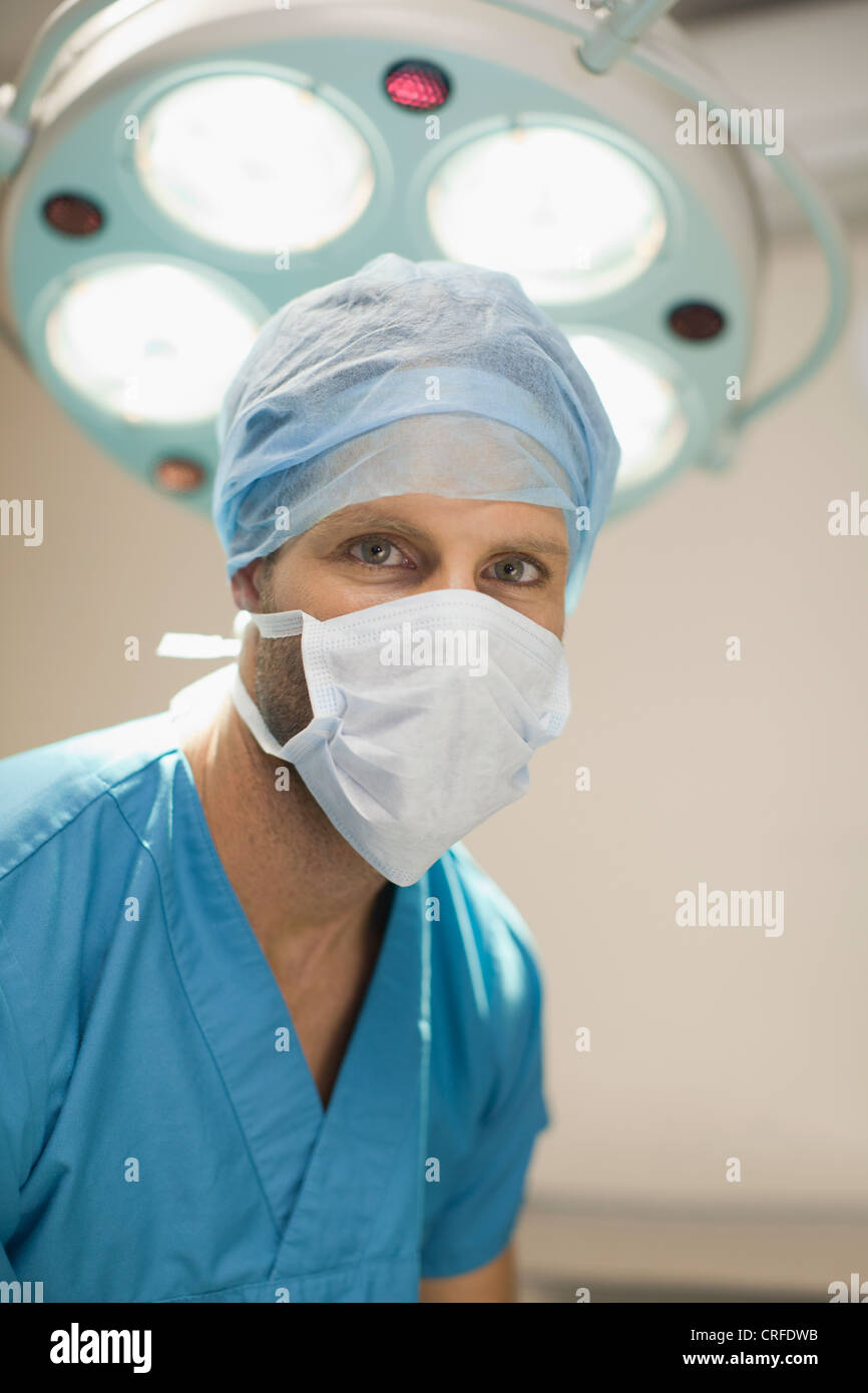Veterinary surgeon wearing face mask Stock Photo - Alamy