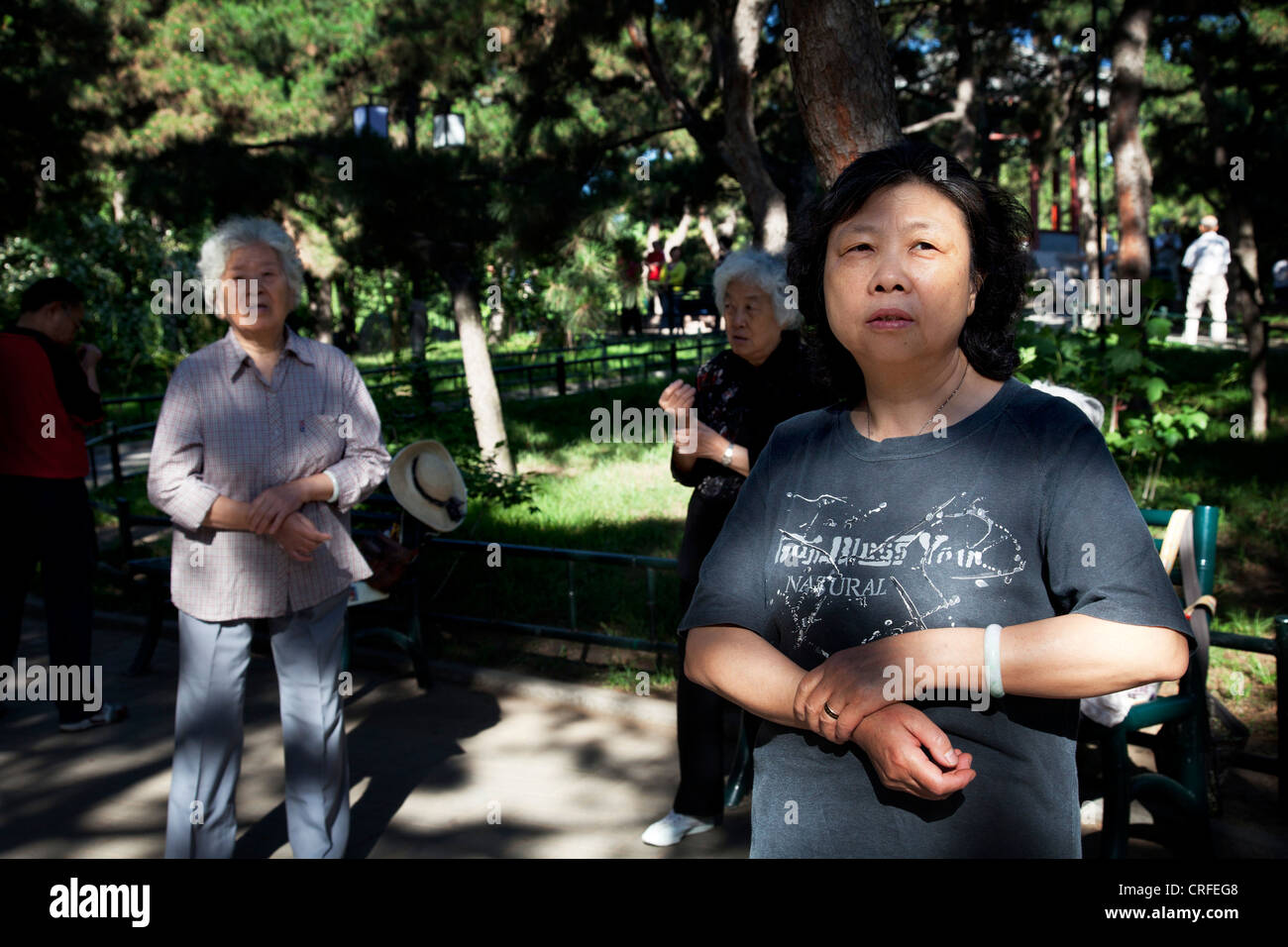 People take their morning tai chi chuan exercise in Zizhuyuan Park ...