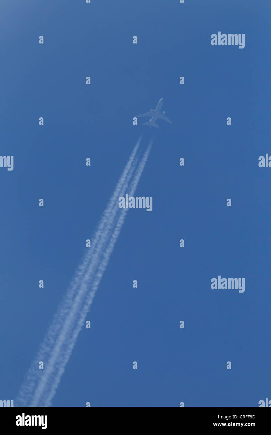 Plane flying overhead Stock Photo - Alamy